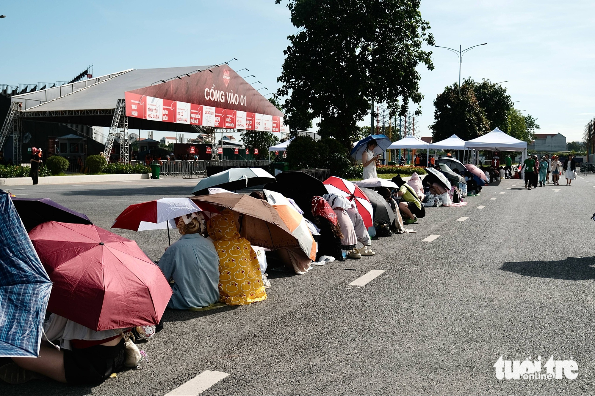 Fans queue overnight in heat for Vietnam concert series