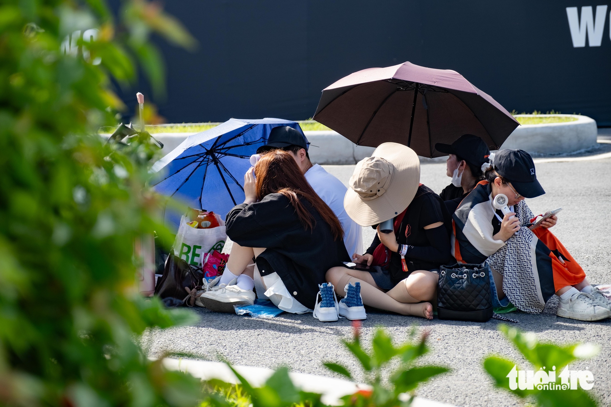 Fans queue overnight in heat for Vietnam concert series