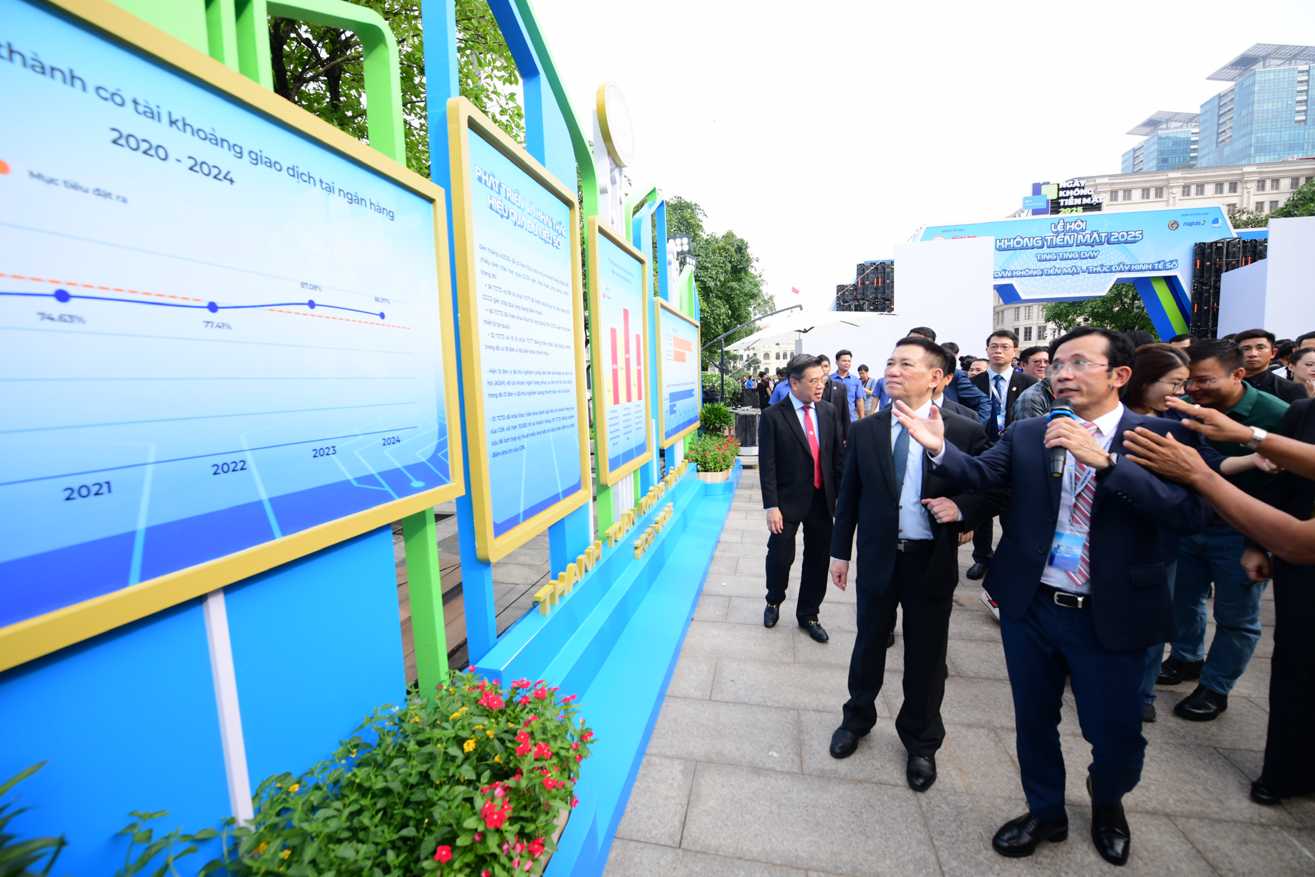 Vietnamese Deputy PM explores cashless tech at Ting Ting Day in Ho Chi ...