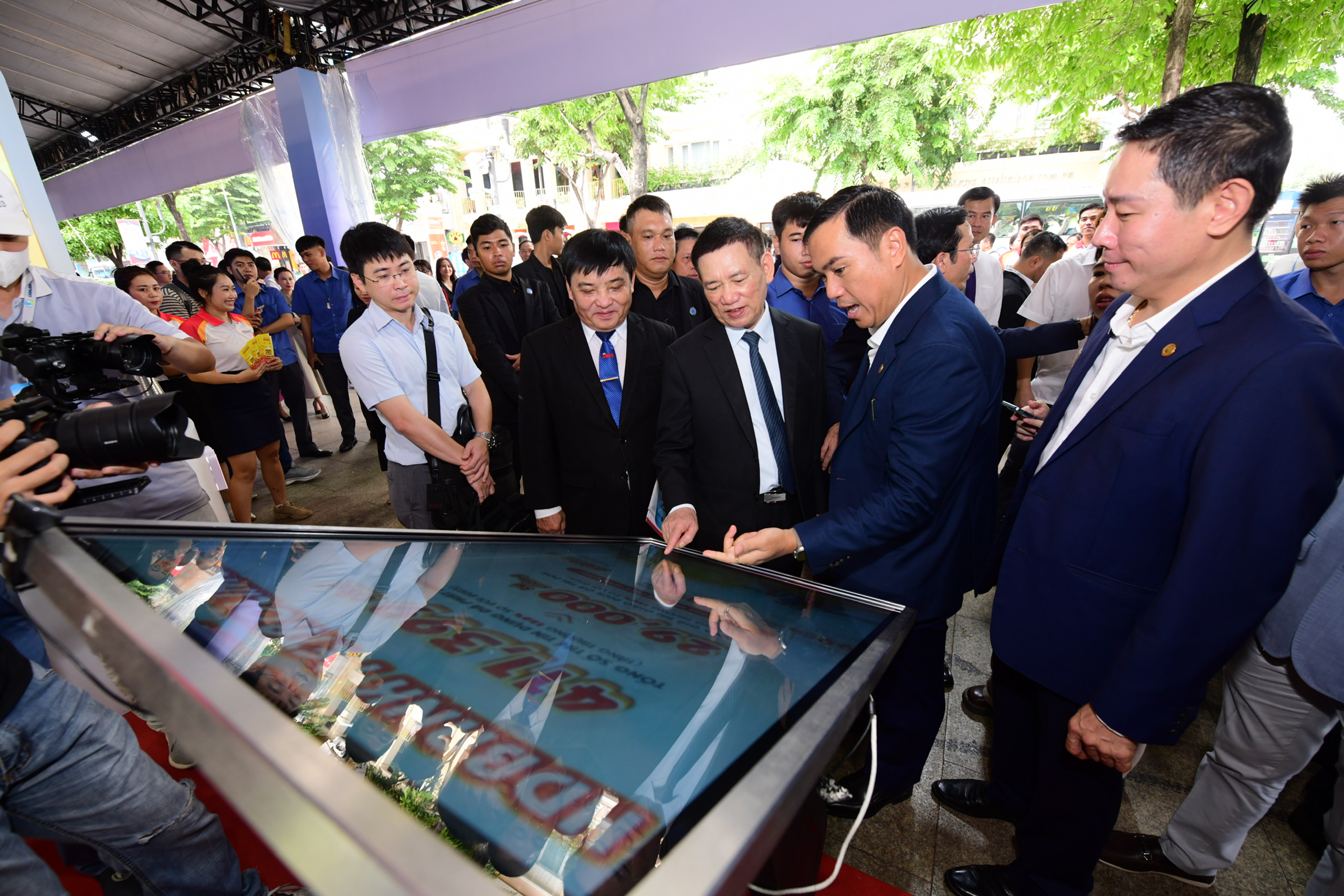 Vietnamese Deputy PM explores cashless tech at Ting Ting Day in Ho Chi ...