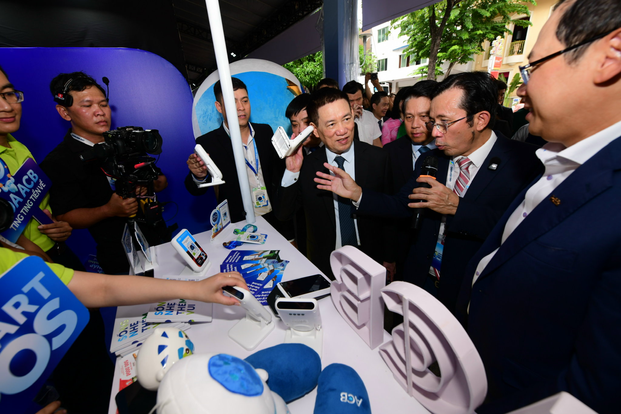 Vietnamese Deputy PM explores cashless tech at Ting Ting Day in Ho Chi ...