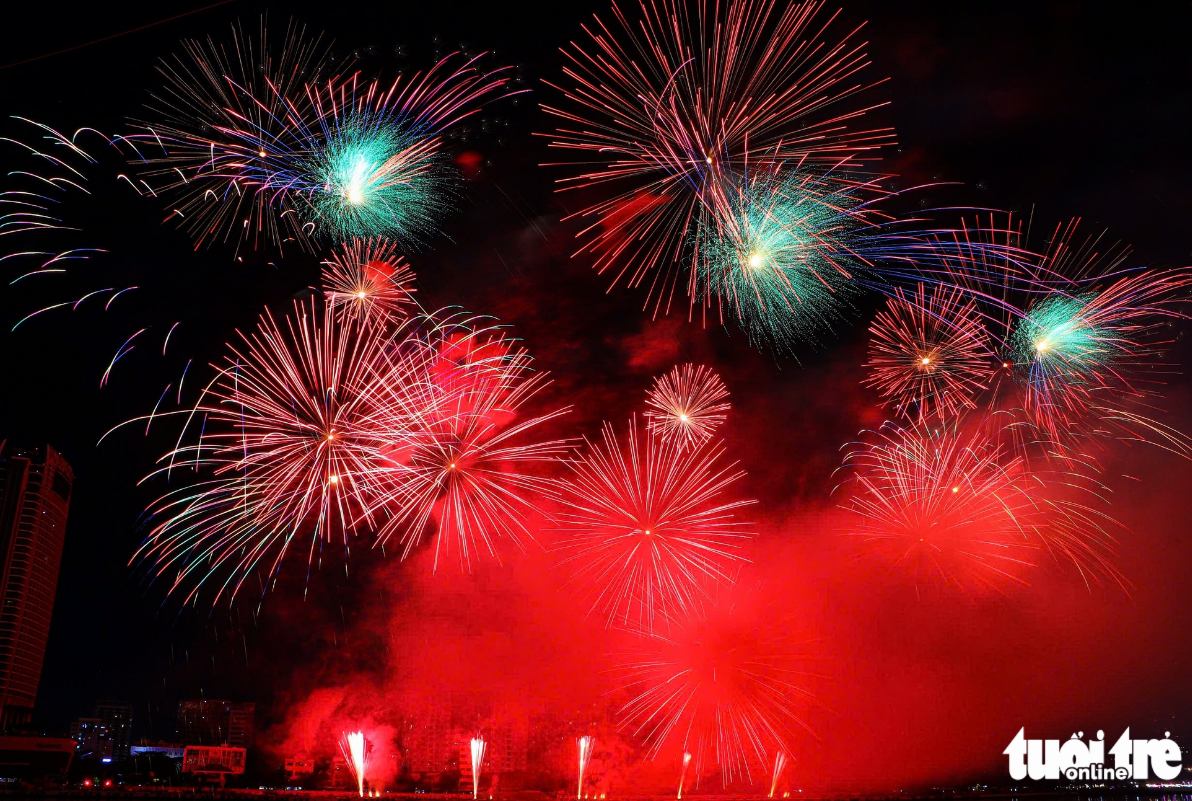 Spectators moved by spectacular fireworks displays by Canada, China in ...