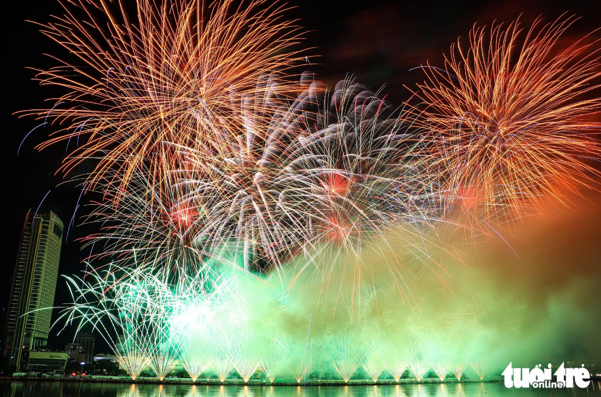 Spectators moved by spectacular fireworks displays by Canada, China in ...