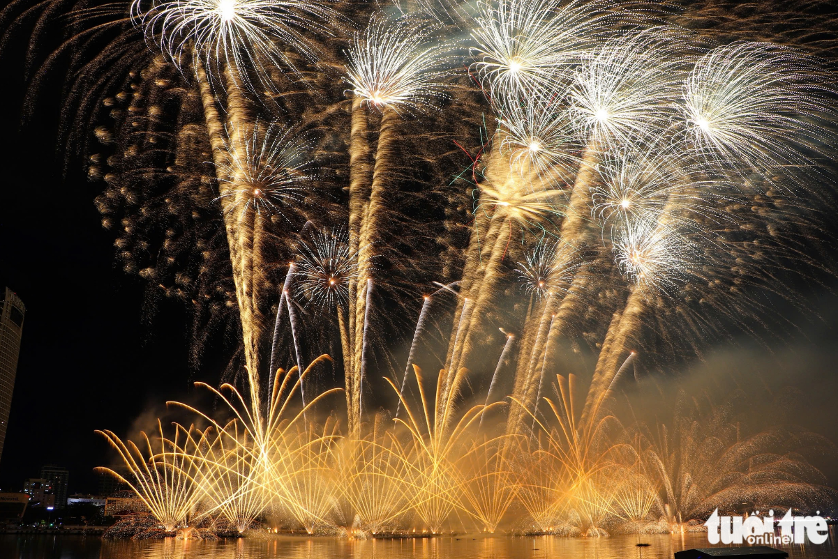 Spectators moved by spectacular fireworks displays by Canada, China in ...