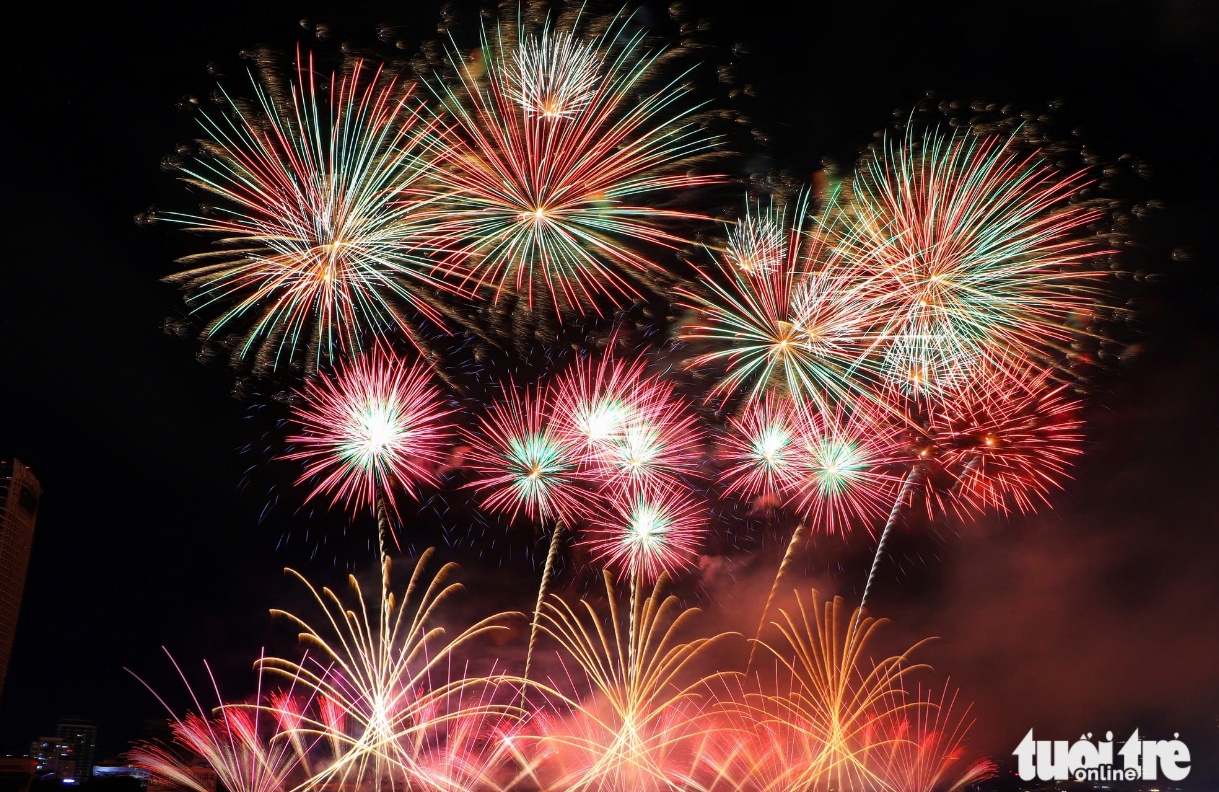 Spectators moved by spectacular fireworks displays by Canada, China in ...