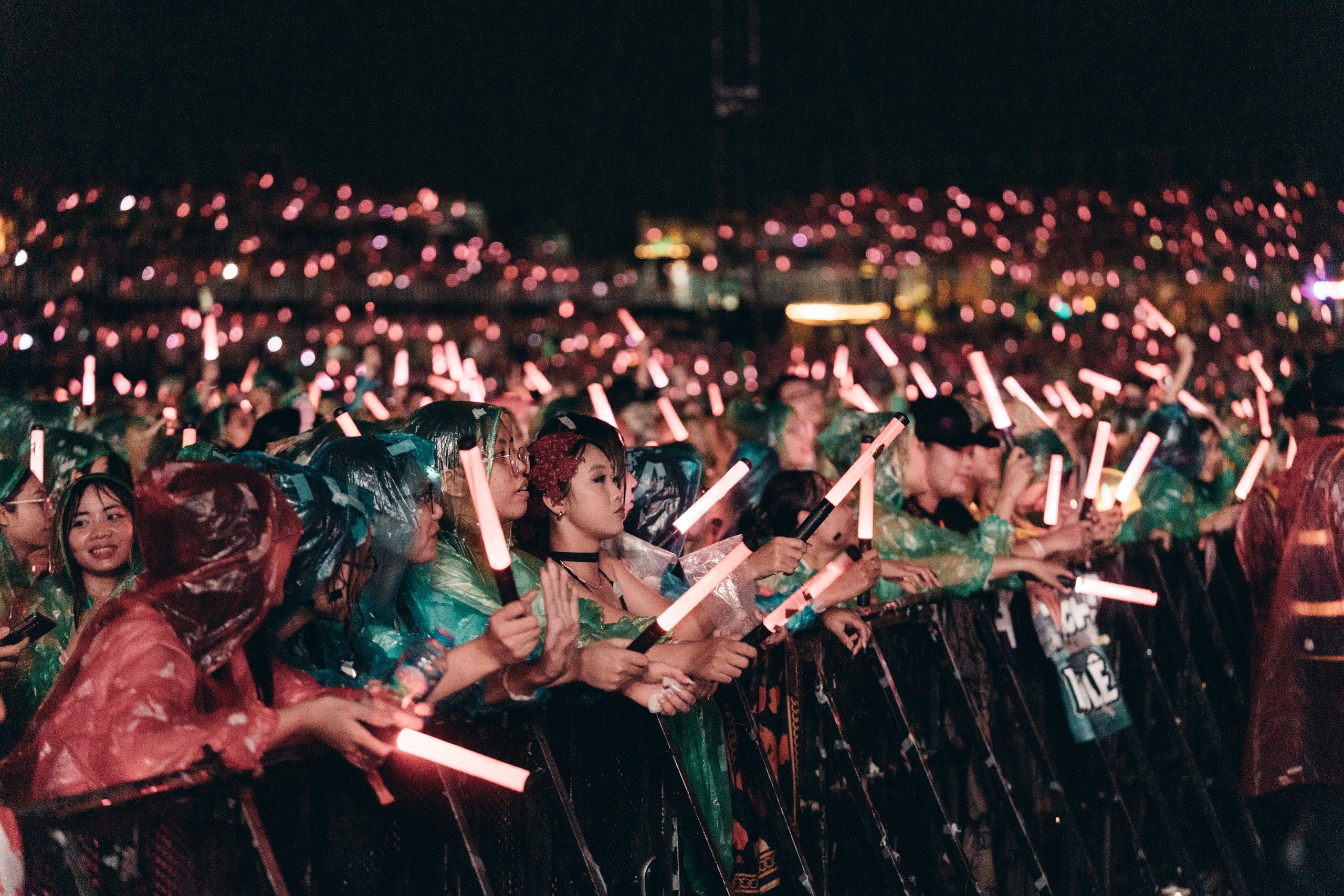 Concert Anh trai vượt ngàn chông gai trong mưa: Không rõ là nước mưa ...
