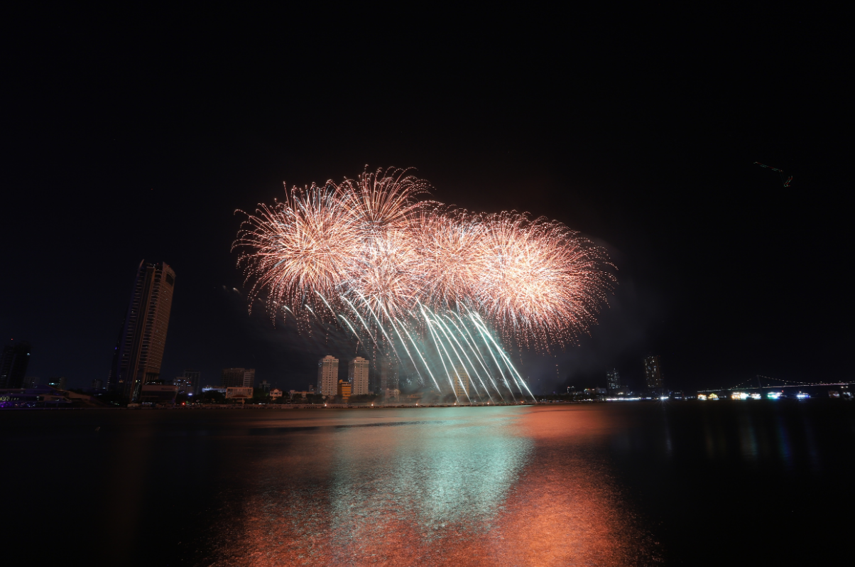 Da Nang ignites with color as Portugal, UK face off in fireworks showdown