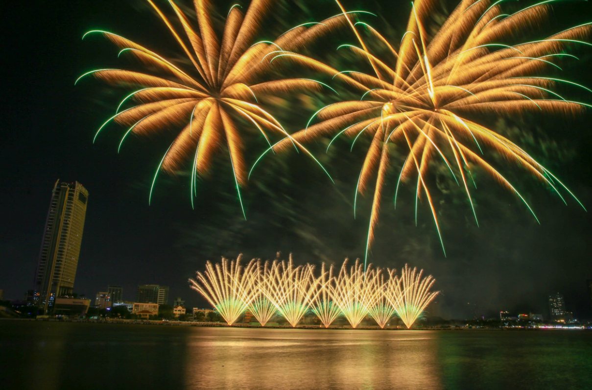Da Nang ignites with color as Portugal, UK face off in fireworks showdown