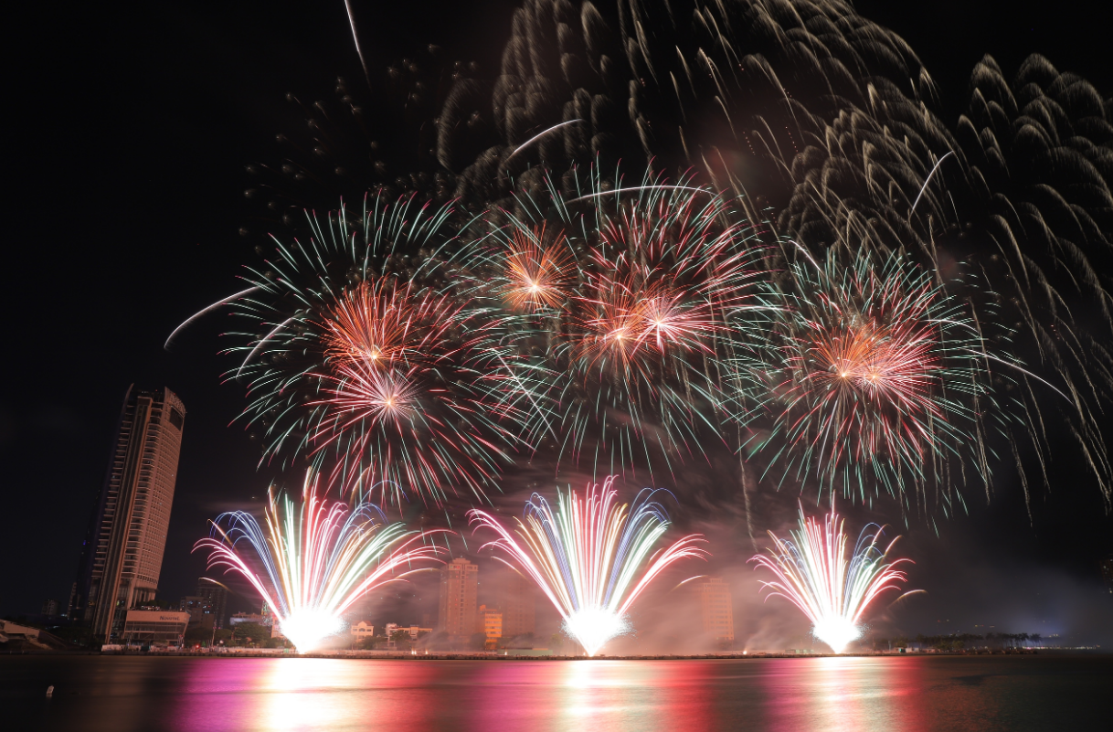 Da Nang ignites with color as Portugal, UK face off in fireworks showdown