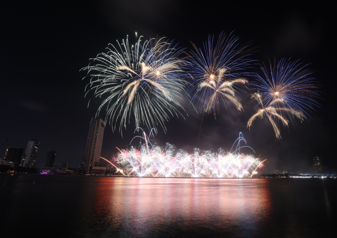 Da Nang ignites with color as Portugal, UK face off in fireworks showdown