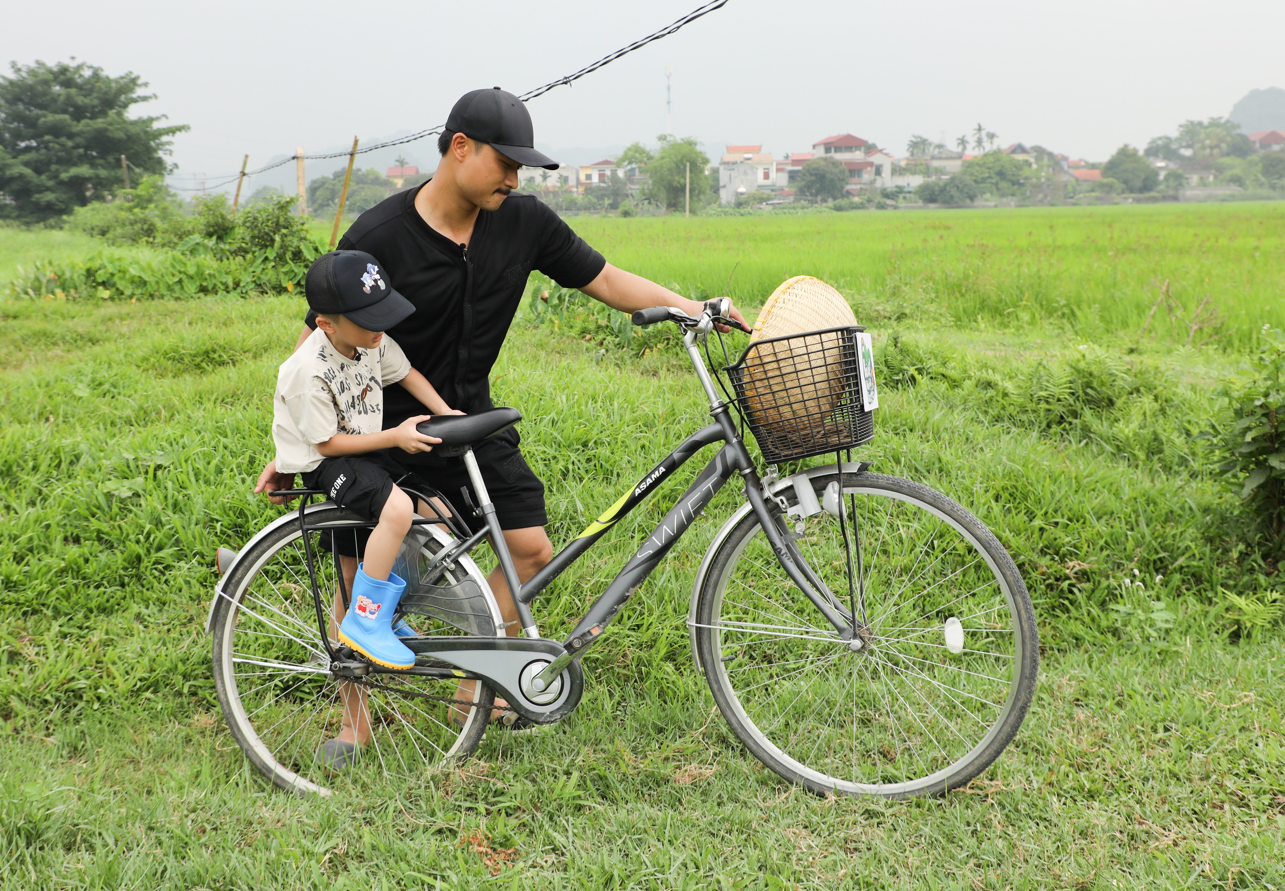 Bố ơi mình đi đâu thế? làm cả nước biết hết chuyện nhà qua lời con trẻ ...