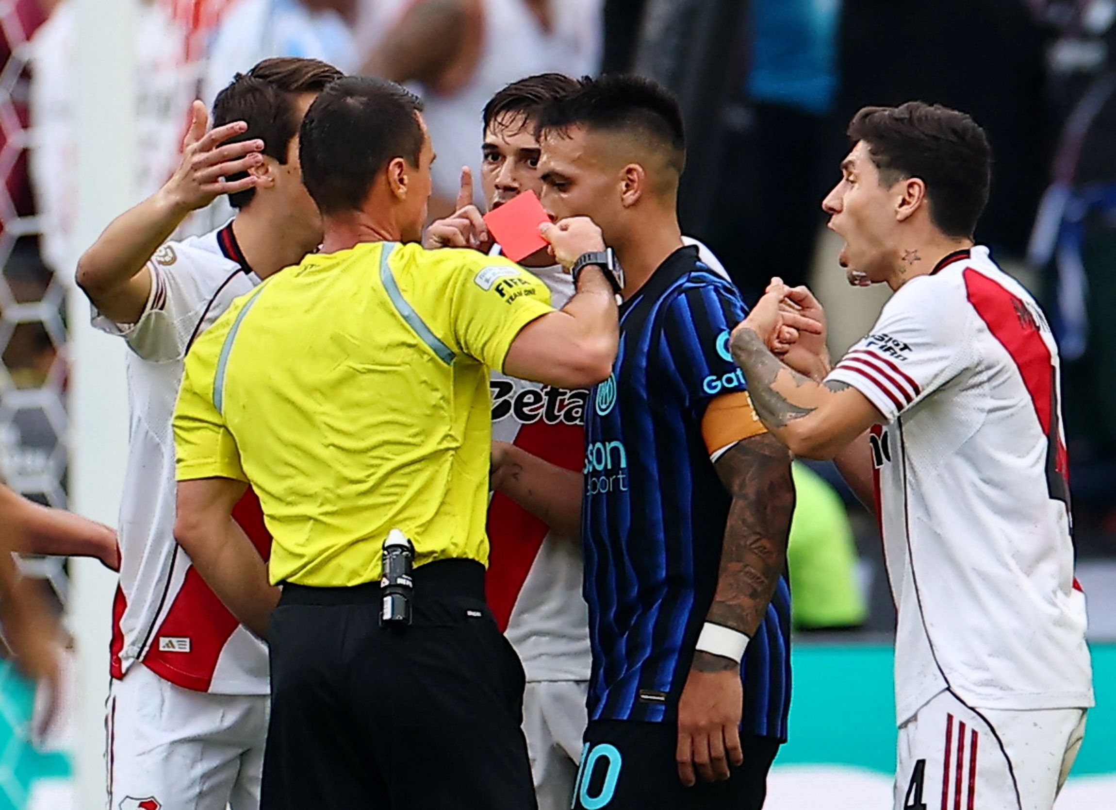 El Inter de Milán venció por poco al equipo argentino que jugó con 9 ...