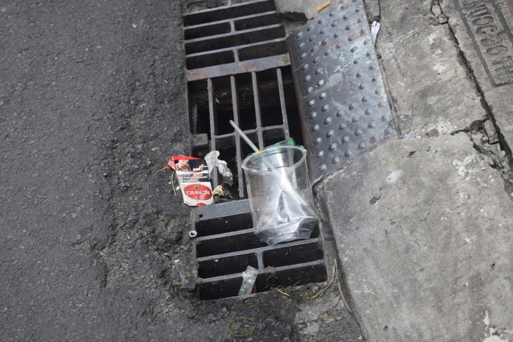Large drains become trash traps during rainy season in Ho Chi Minh City