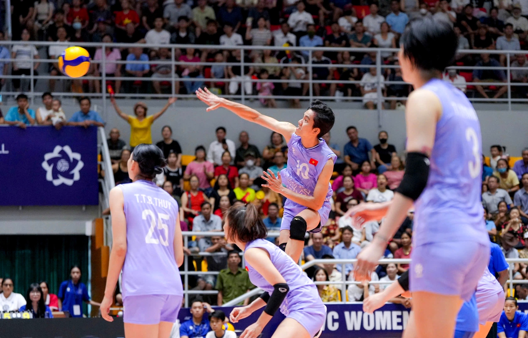 Tuyển bóng chuyền nữ Việt Nam nhấn chìm Úc ngày ra quân VTV Cup 2025 ...