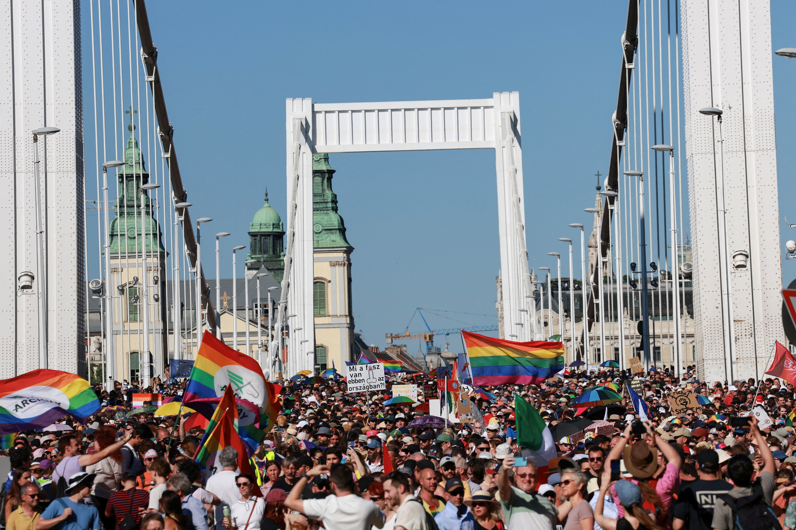 Biểu tình ở Budapest phản đối ông Orban vì lệnh cấm diễu hành Pride ...