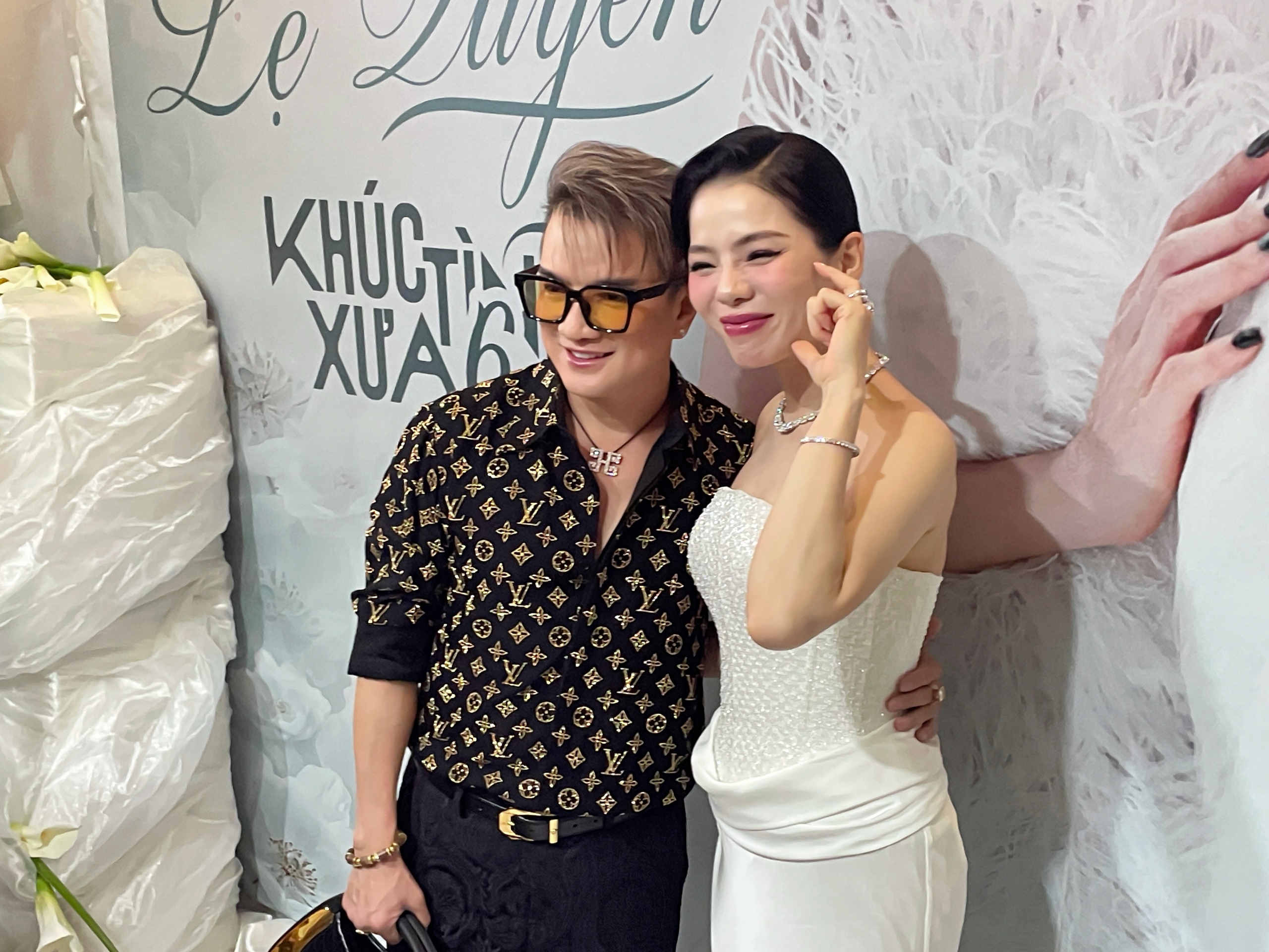 Le Quyen thanks Quang Linh for helping her learn how to sing with the ...