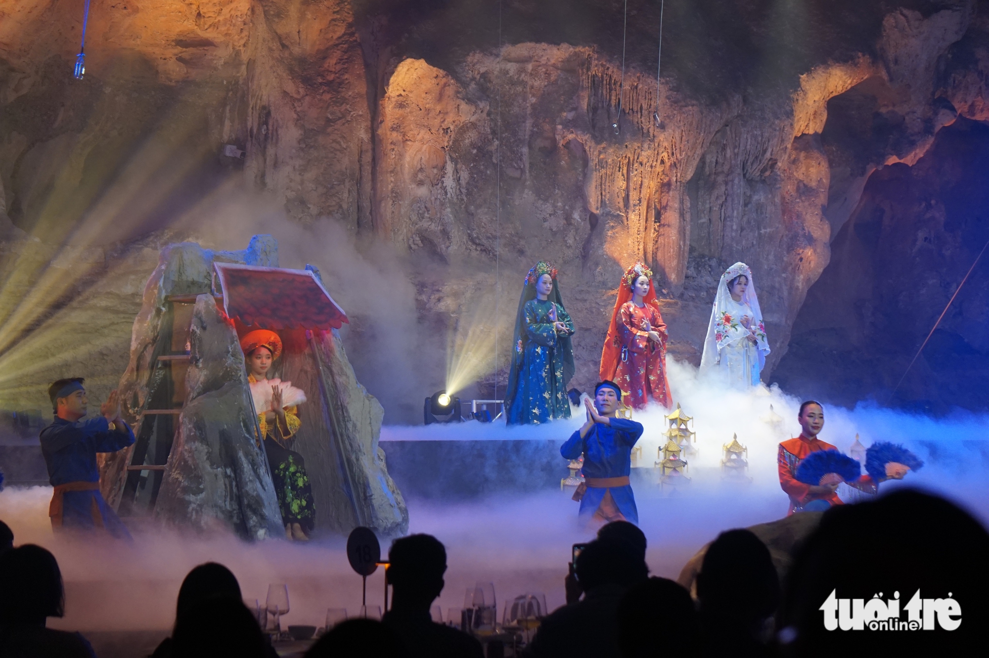 Strange to see art in Ngoc Rong cave