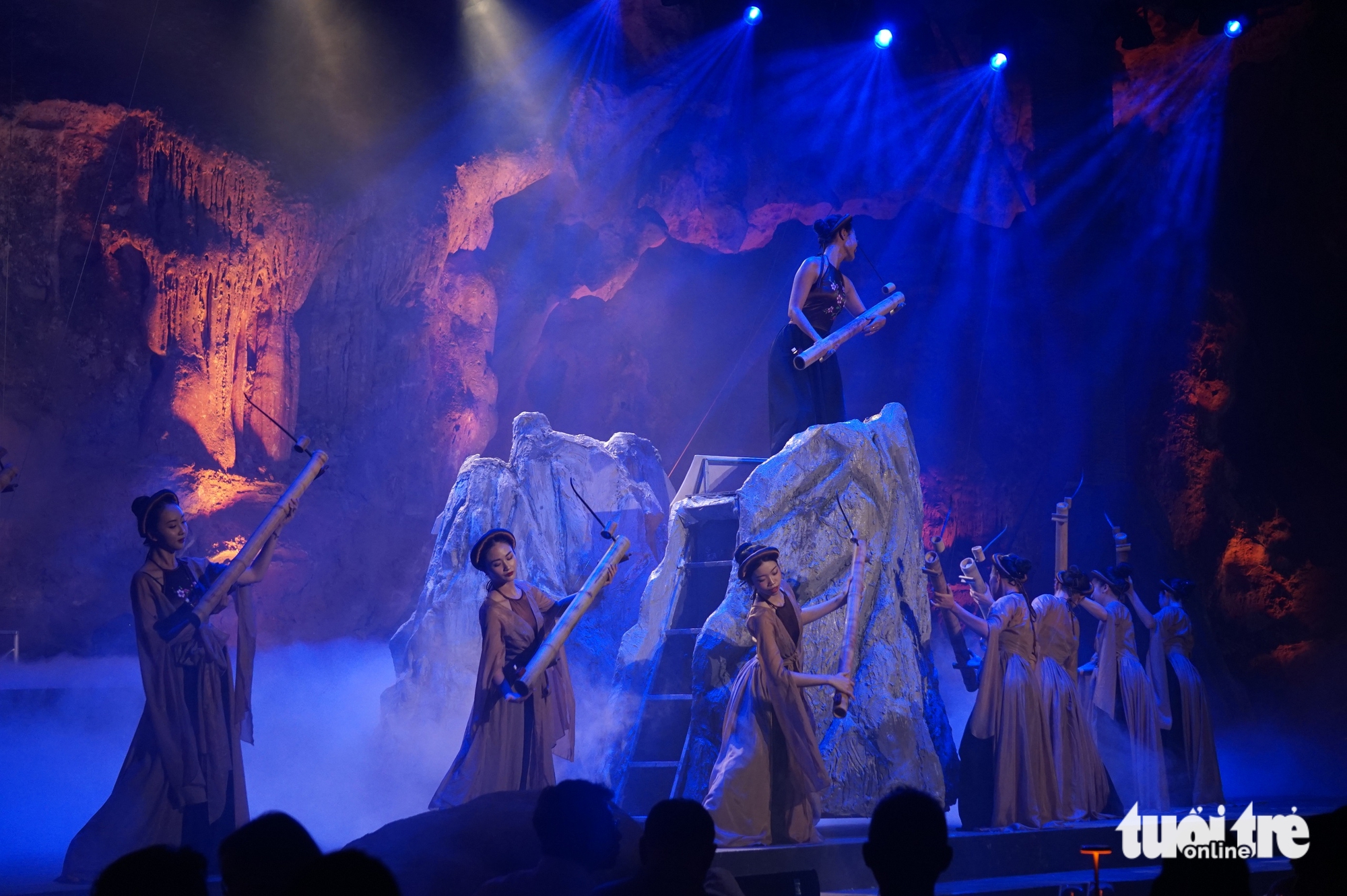 Strange to see art in Ngoc Rong cave