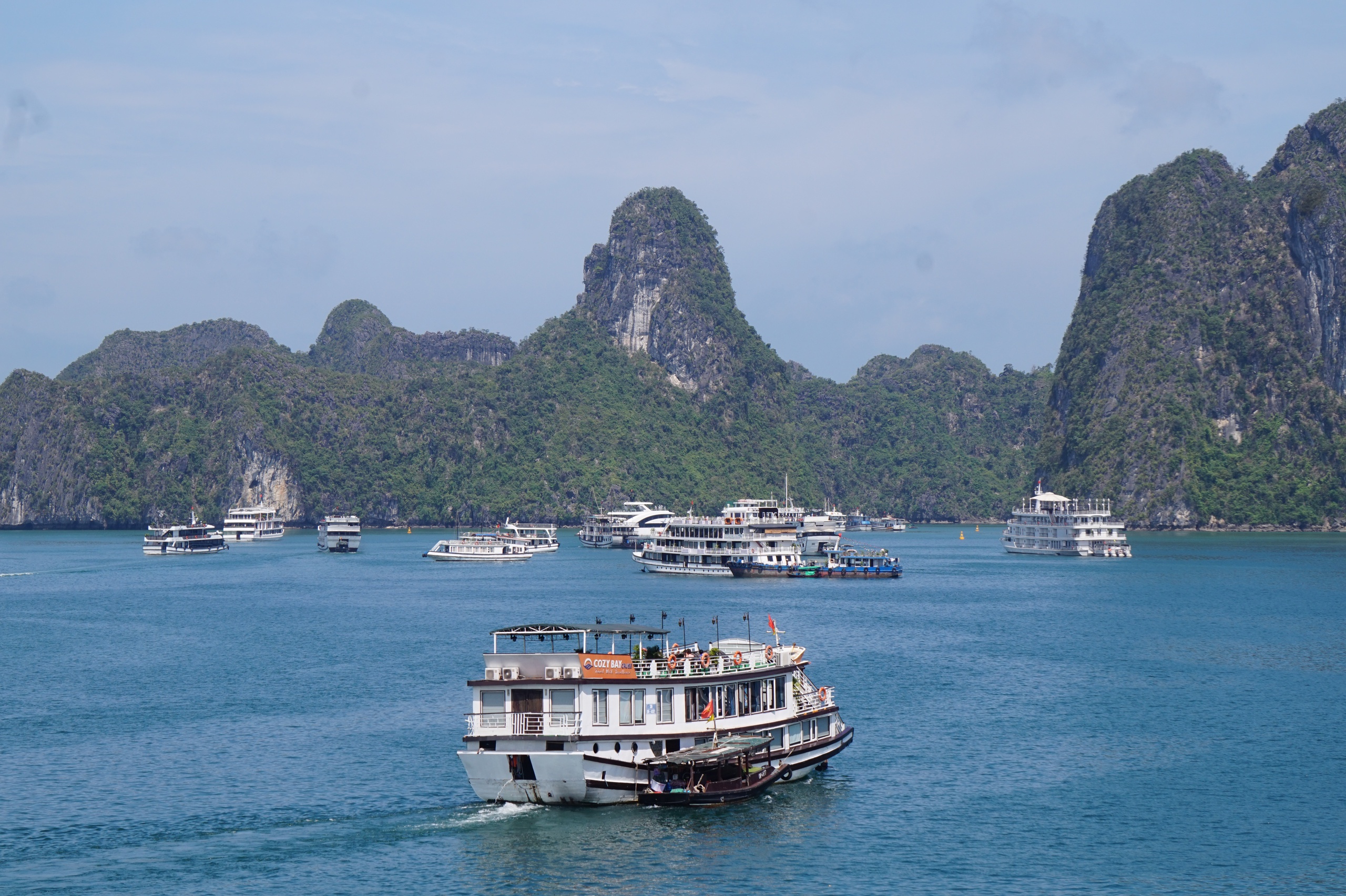 Western tourists coming to Quang Ninh only get on a boat and spend one ...