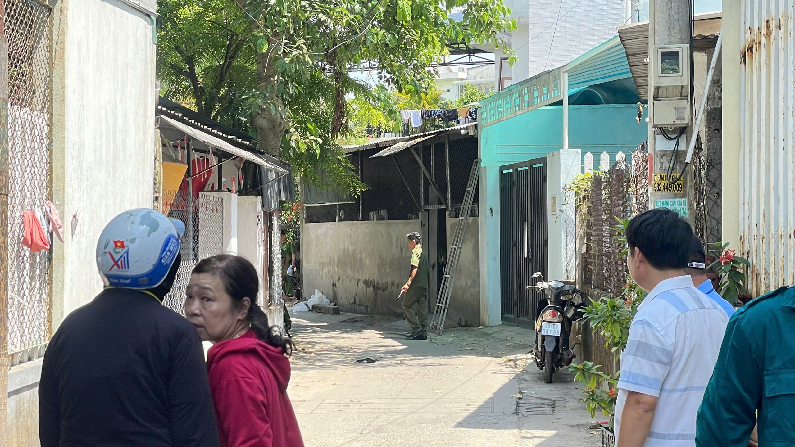 Điều tra vụ ba người trong một gia đình nhập viện vì bị một người dùng dao tấn công - Tuổi Trẻ ...