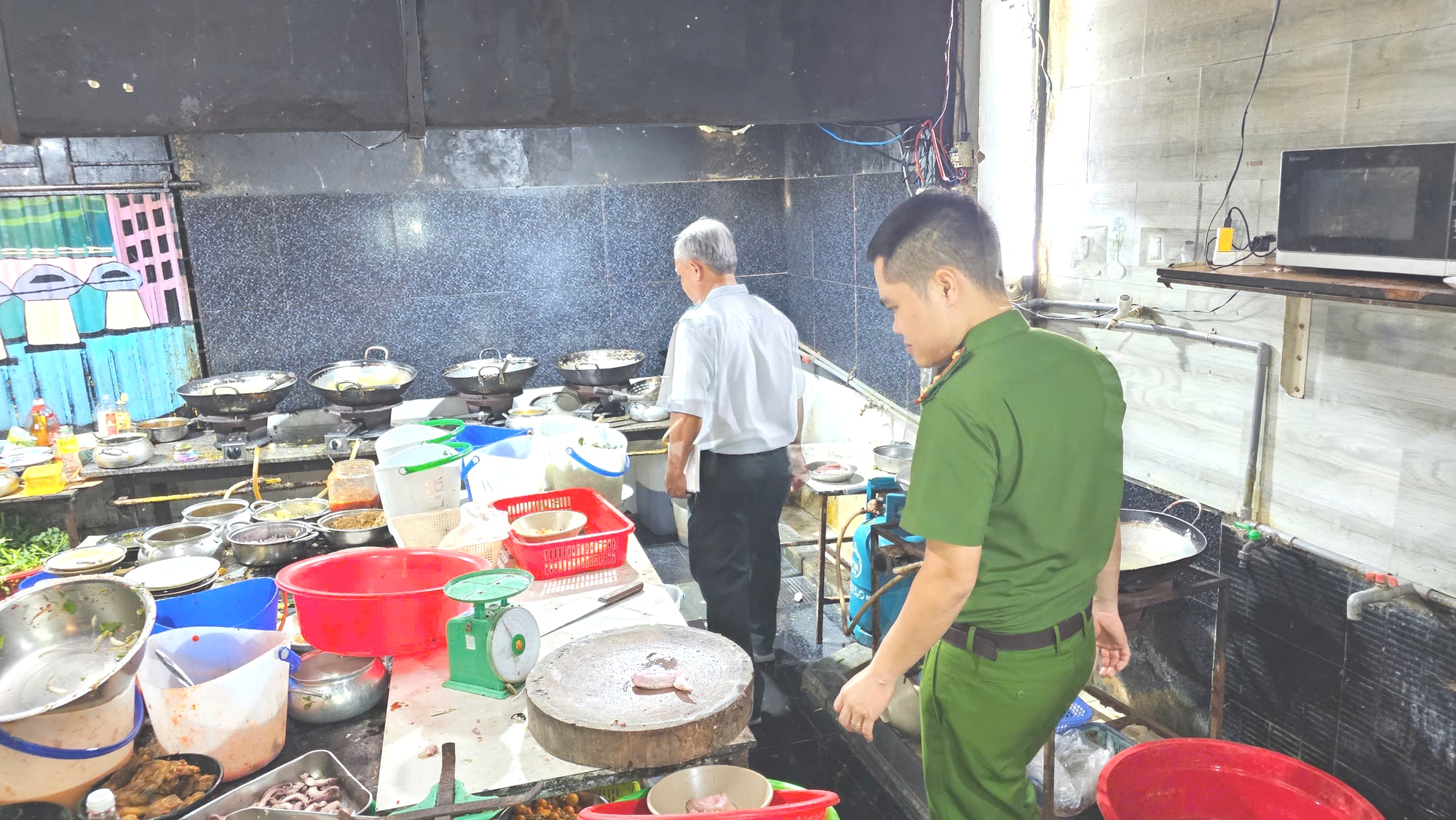 Dãy quán nhậu ven sông Hàn mở nhạc chói tai bị phạt tiền - Tuổi Trẻ Online