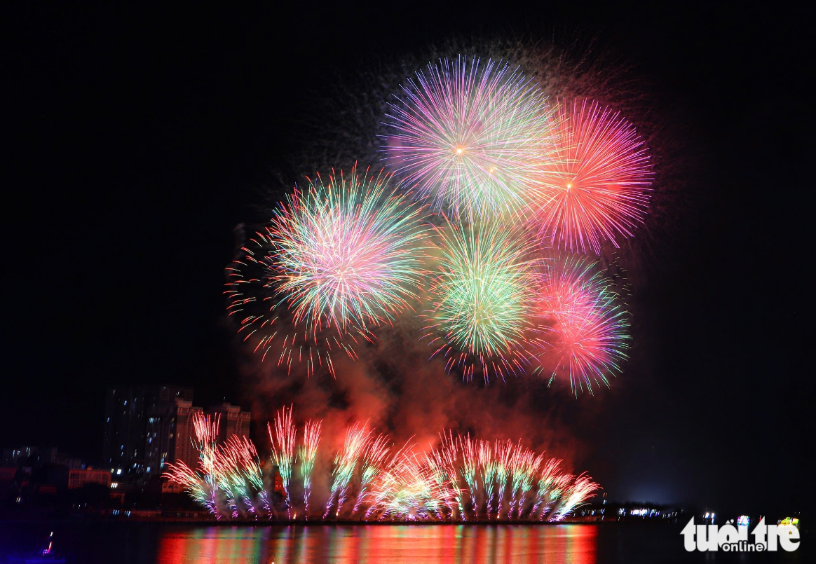 Fireworks shows by Vietnam, Poland wow Da Nang crowds with sights, sounds