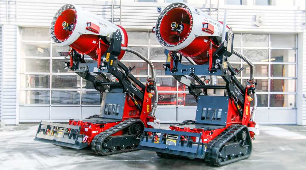 'Examining' the quality of the super firefighting robot TAF35 equipped ...