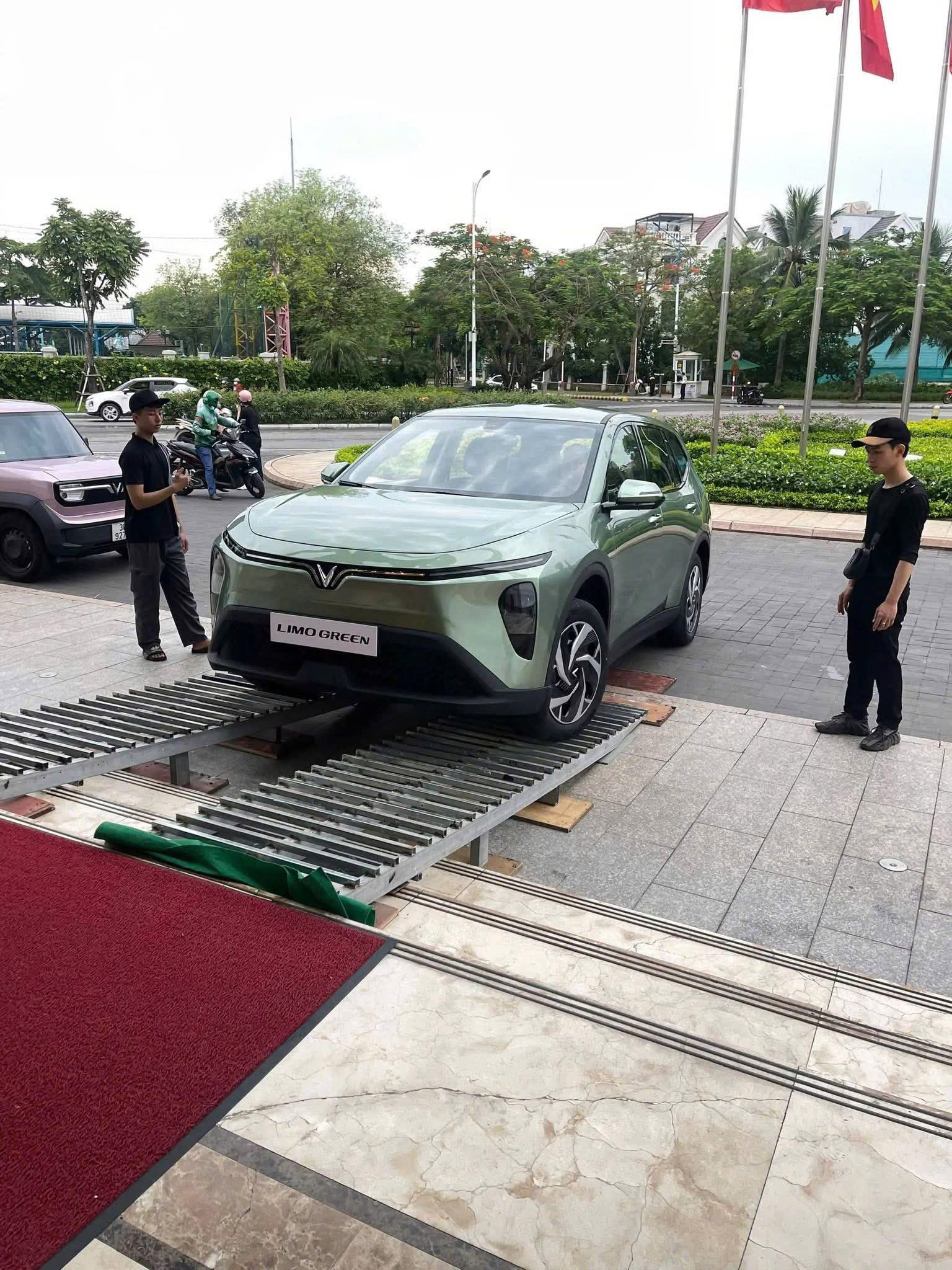 Xe điện VinFast Limo Green lộ ảnh nội thất thực tế - Tuổi Trẻ Online