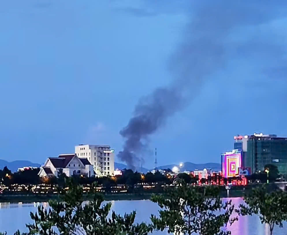 Cháy cửa hàng bán sơn ở phường Kon Tum, người dân nghe nhiều tiếng nổ ...