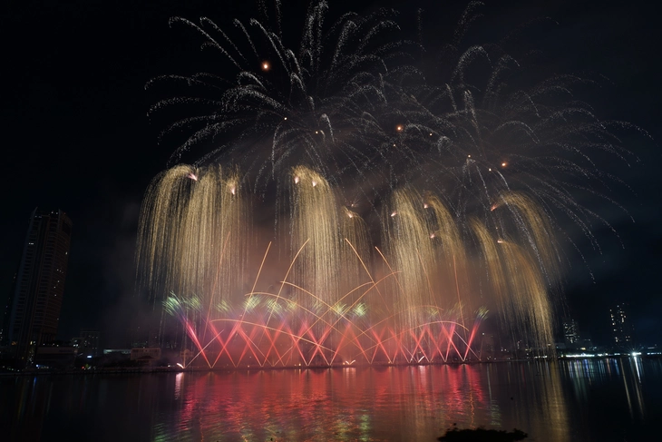 China’s Jiangxi Yangfeng crowned champion at Da Nang fireworks festival