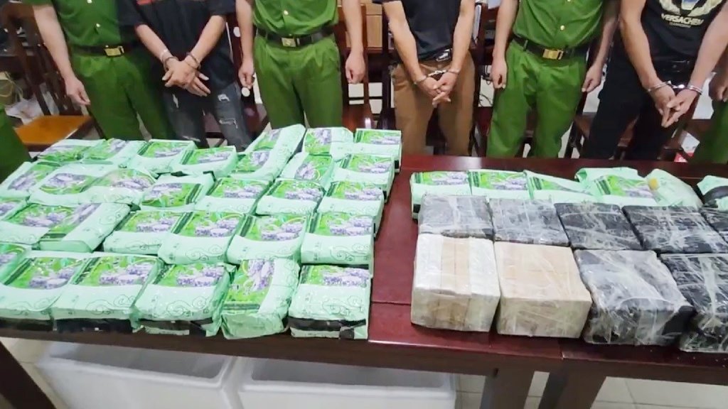 Bắt 3 người dùng ô tô chở 60 bánh heroin, 37kg ma túy đá - Tuổi Trẻ Online