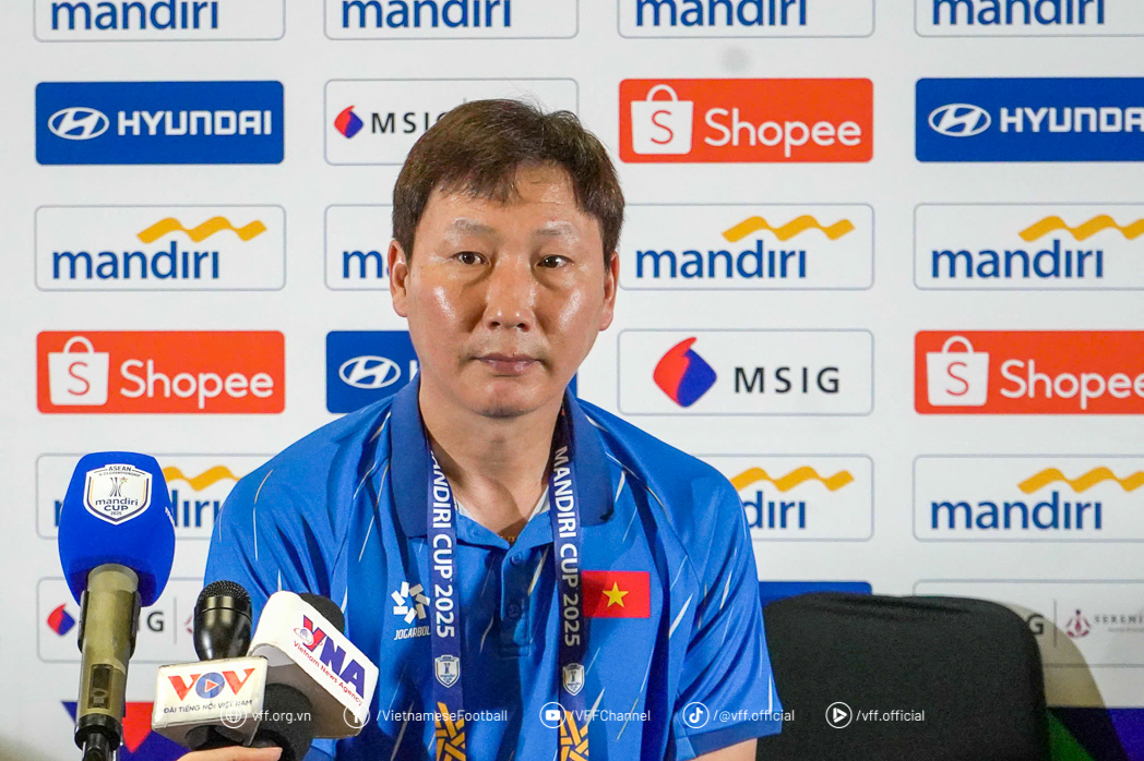 L'entraîneur Kim Sang Sik fixe l'objectif de l'équipe U23 du Vietnam de ...