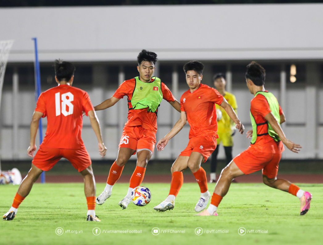 U23 Việt Nam tập mà không có HLV Kim Sang Sik - Tuổi Trẻ Online