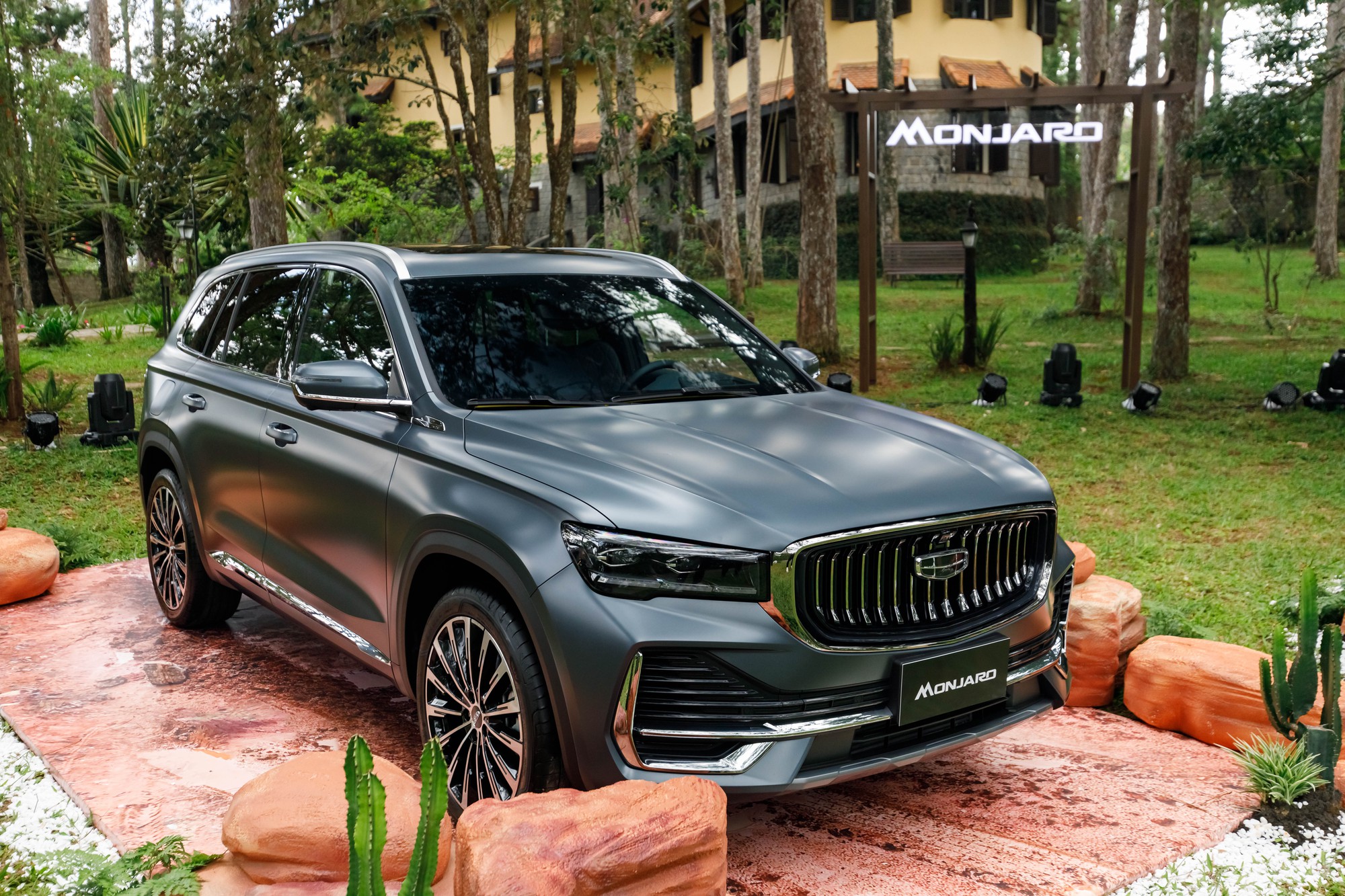 Geely Monjaro trình làng Việt Nam: Đối thủ Santa Fe, giá từ 1,099 tỉ ...