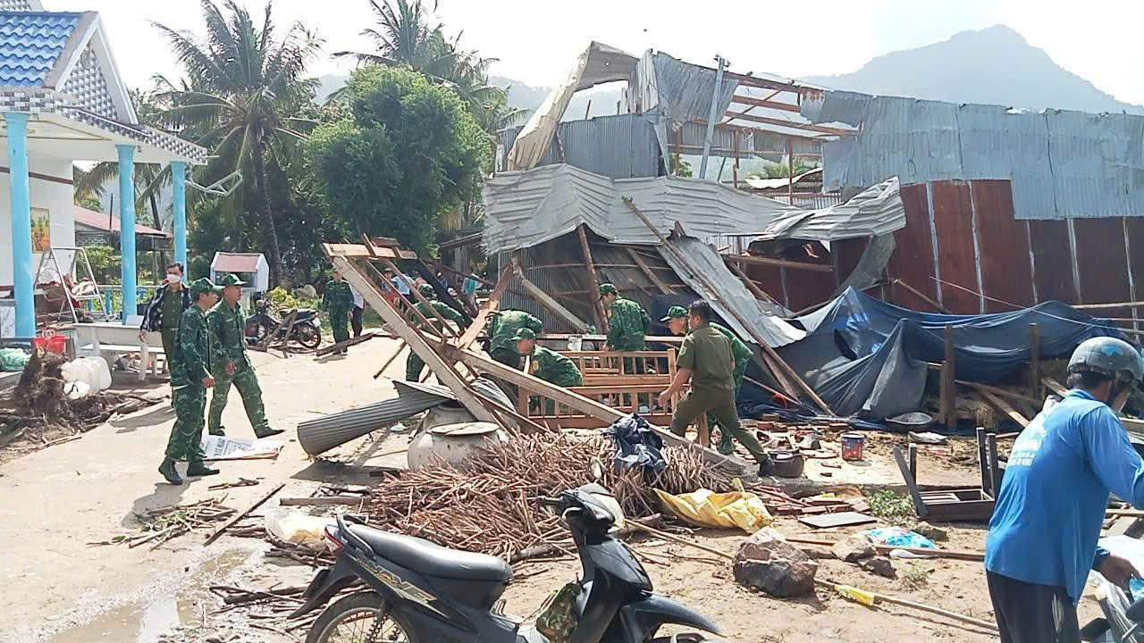An Giang: Lốc xoáy quét qua vài phút làm 19 căn nhà thiệt hại nặng ...