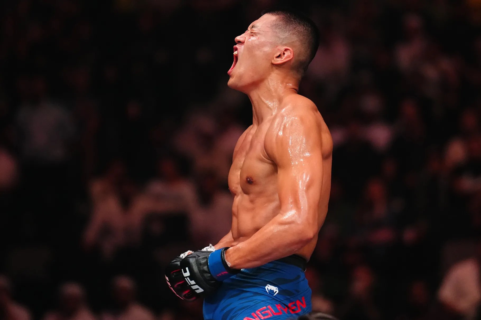 Võ sĩ gốc Việt đấm sưng mặt đối thủ, lập kỷ lục tại UFC - Tuổi Trẻ Online