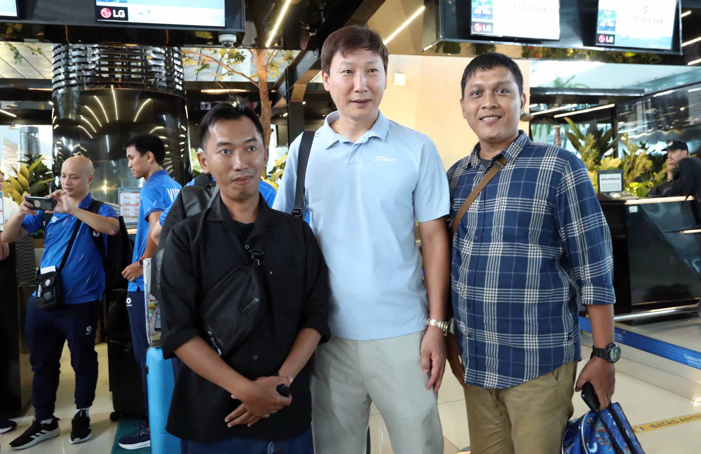Indonesische Fans umringten die U23 Vietnam am Flughafen von Jakarta ...