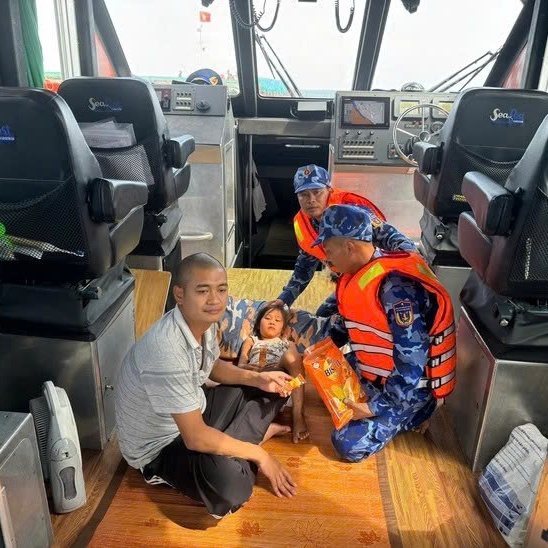 Hai cha con bị trôi 13 giờ trên biển Hà Tĩnh: Ăn sứa, uống nước mưa để ...