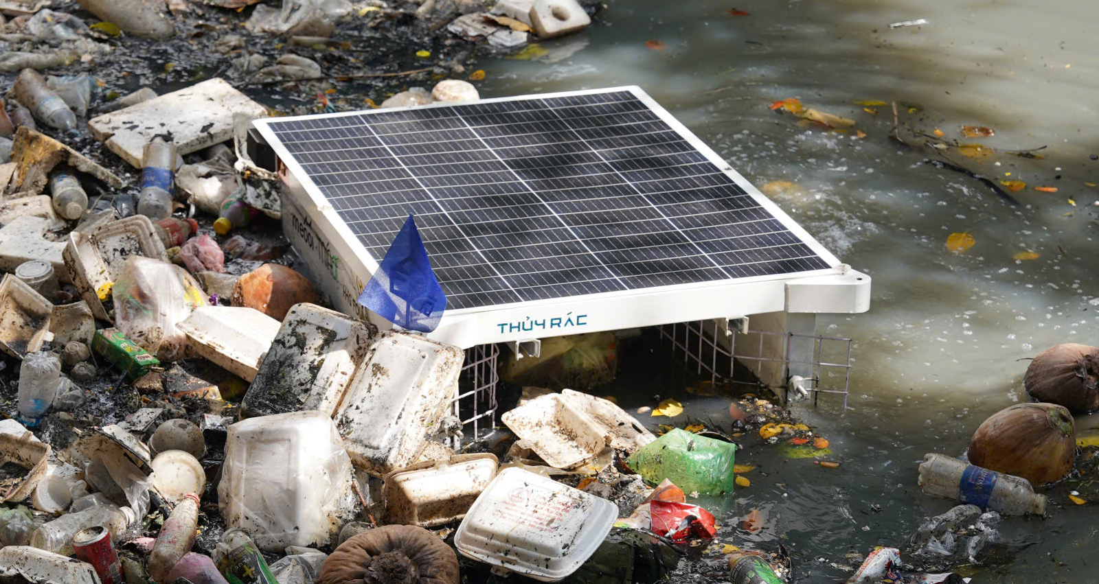 Thử nghiệm robot vớt rác trên kênh Hy Vọng, TP.HCM - Tuổi Trẻ Online