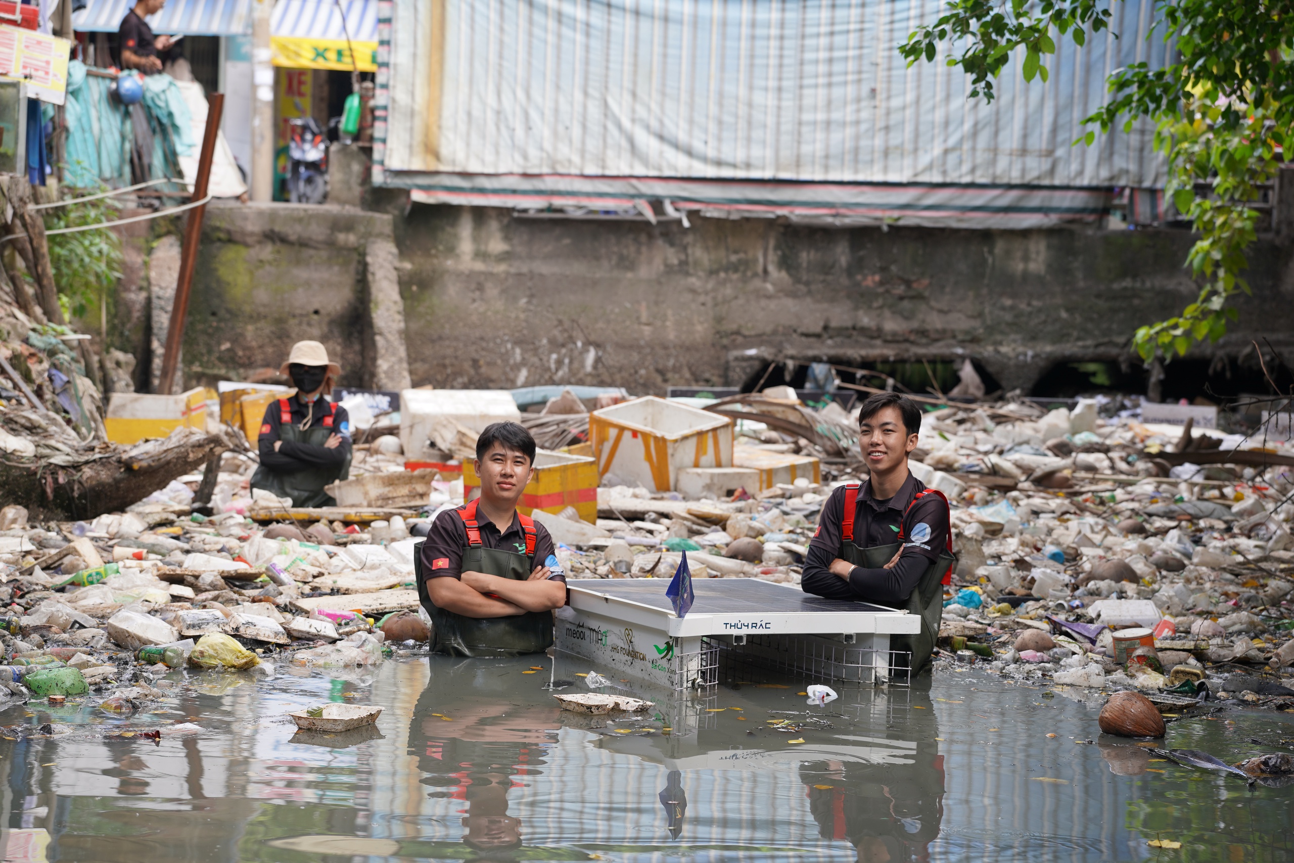 Thử nghiệm robot vớt rác trên kênh Hy Vọng, TP.HCM - Tuổi Trẻ Online