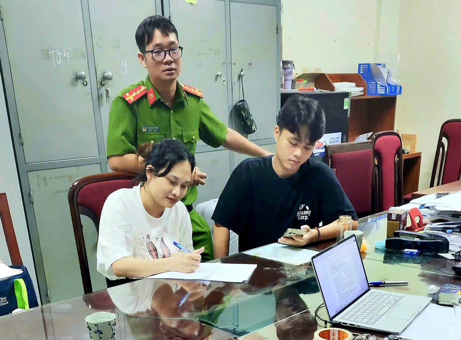 Cảnh sát dẫn giải Ngô Thị Thêu, vợ của Mr Hunter Lê Khắc Ngọ từ Thái ...