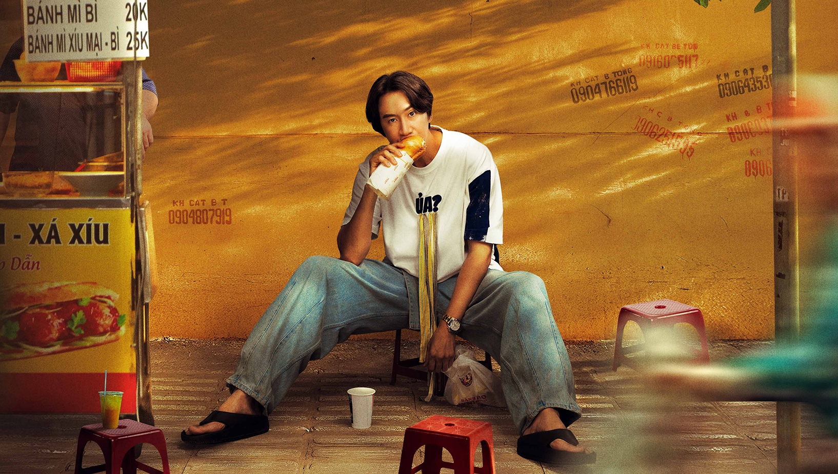 Lee Kwang Soo ăn bánh mì vỉa hè Sài Gòn, 'yêu' nàng thơ Hoàng Hà - Tuổi ...