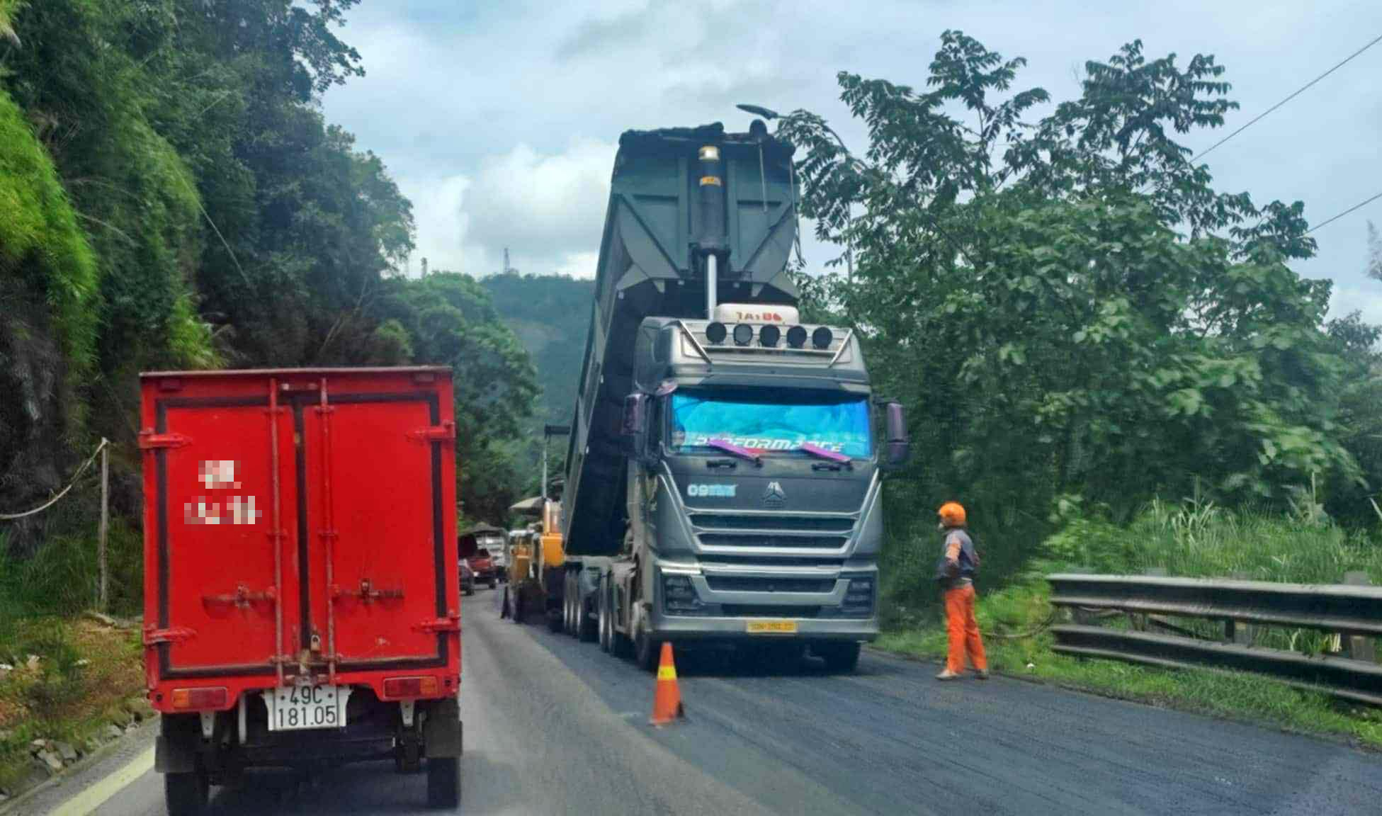 Traffic jams persist on Vietnam's Bao Loc Pass amid ongoing bridge ...