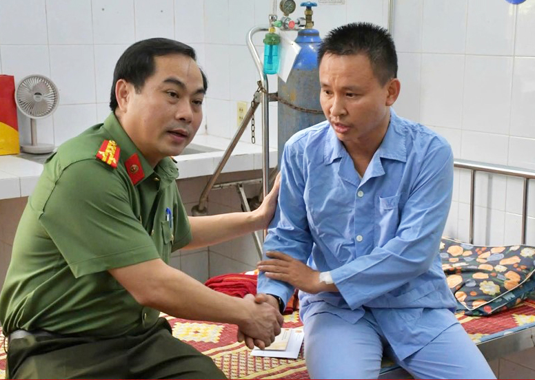 Thăm hỏi thiếu tá công an bị thương do nam thanh niên dùng kéo tấn công ...