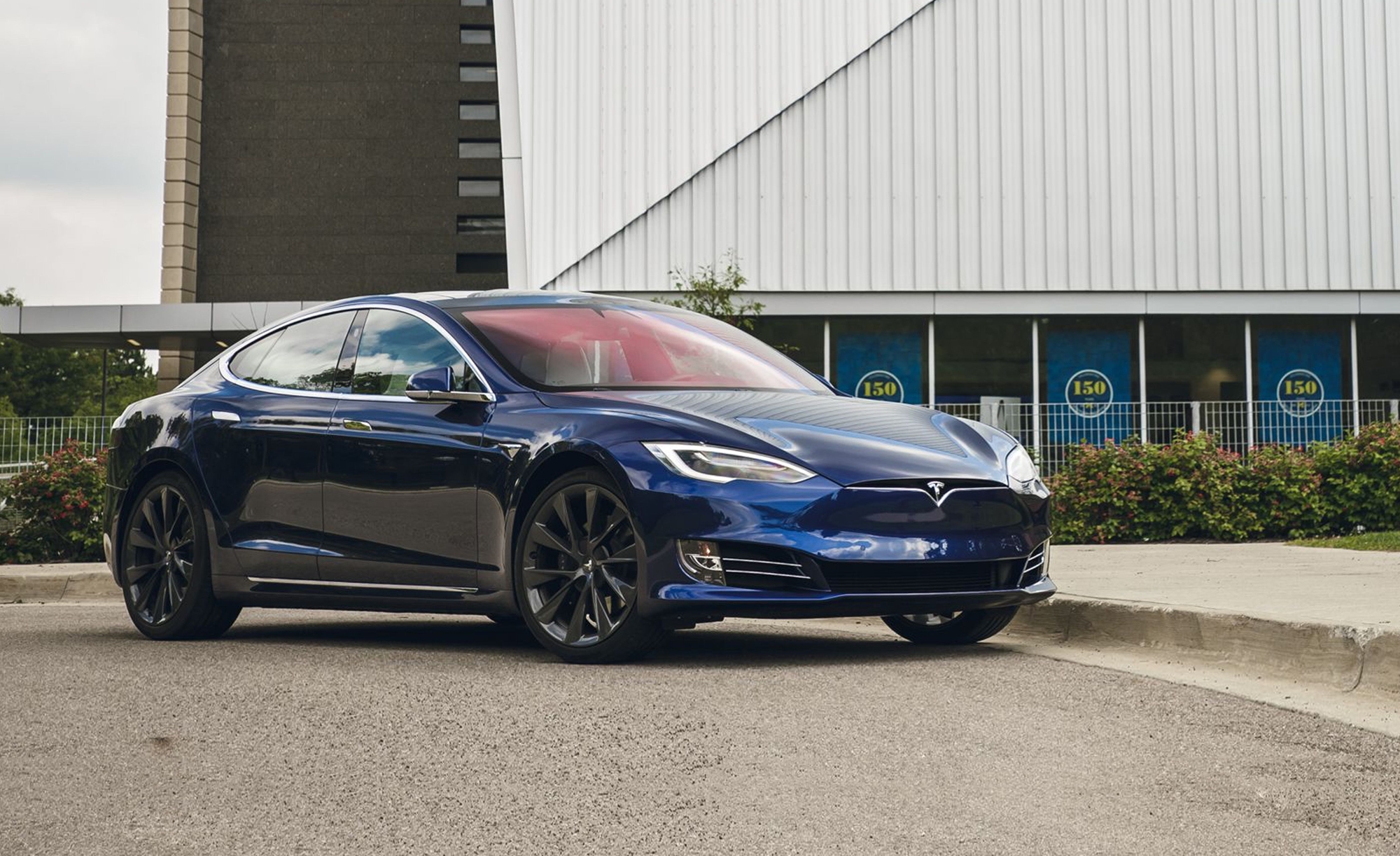 Tesla bị phạt 6.400 tỉ vì chế độ tự lái - Tuổi Trẻ Online