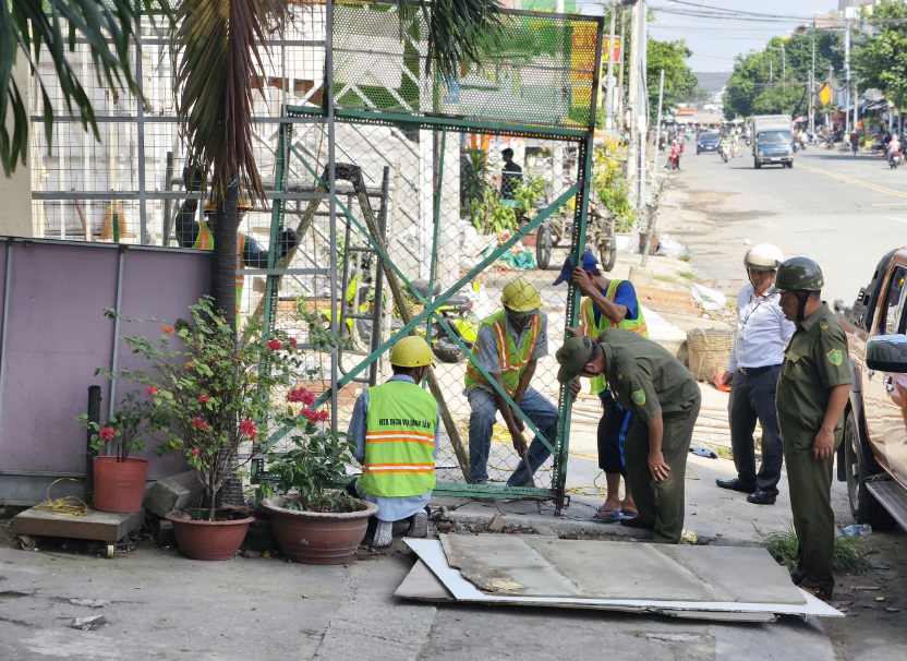 52 sidewalk-encroaching structures dismantled in Ho Chi Minh City