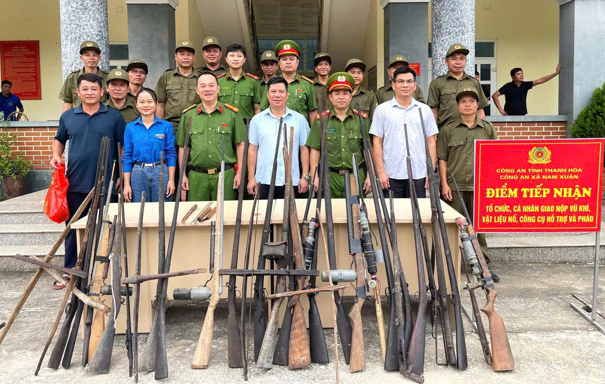 Người dân vùng cao Thanh Hóa vui mừng ‘đổi vũ khí lấy quà’ - Tuổi Trẻ Online