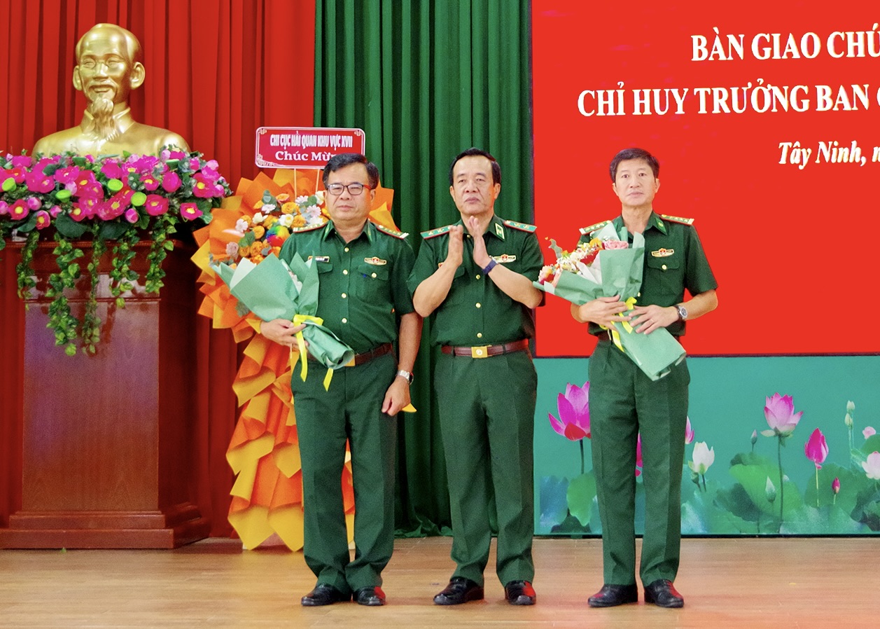Bàn giao chức Chỉ huy trưởng biên phòng Tây Ninh cho đại tá Phạm Văn Cờ ...