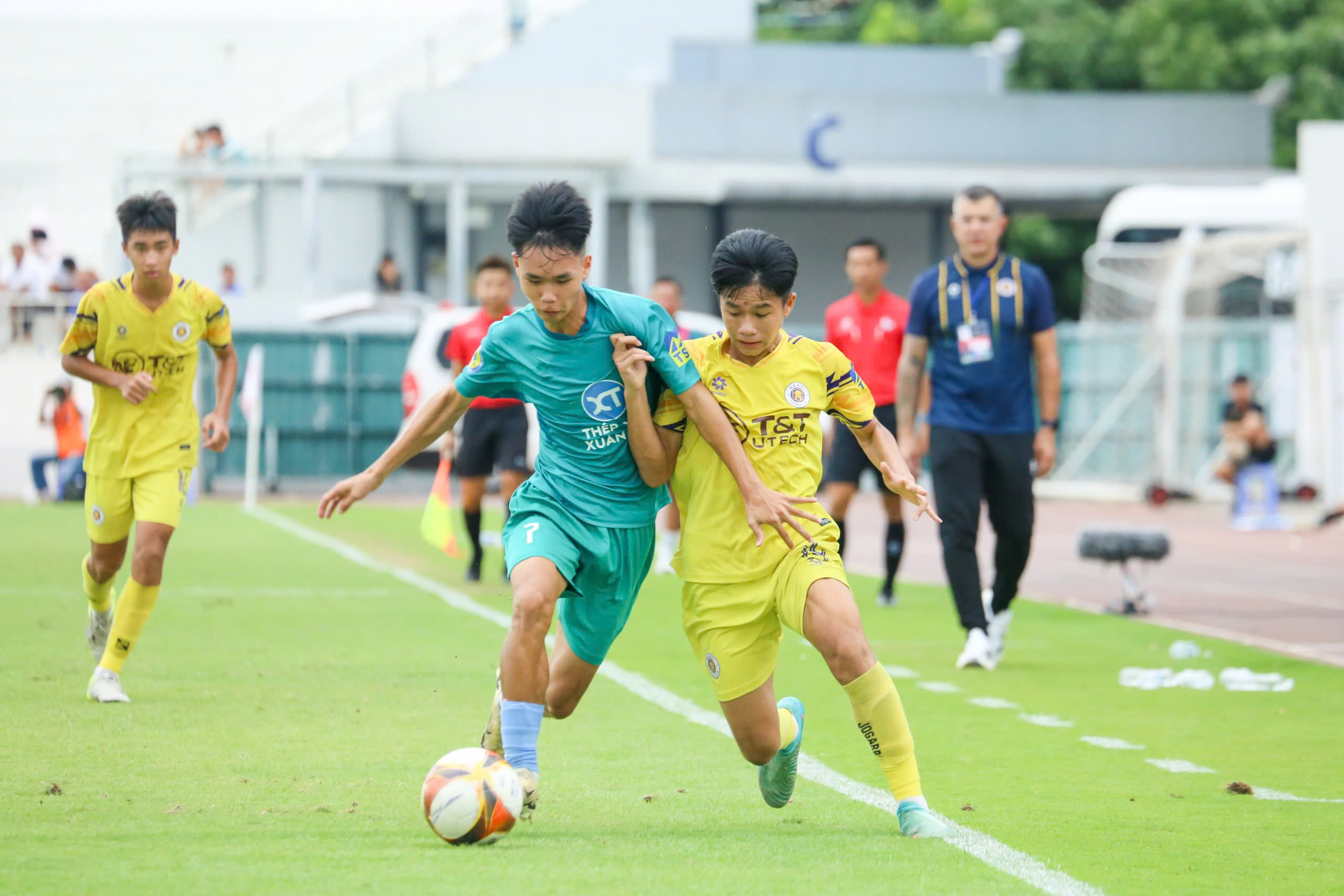 Not only winning the national championship, U17 Hanoi also swept all individual titles.