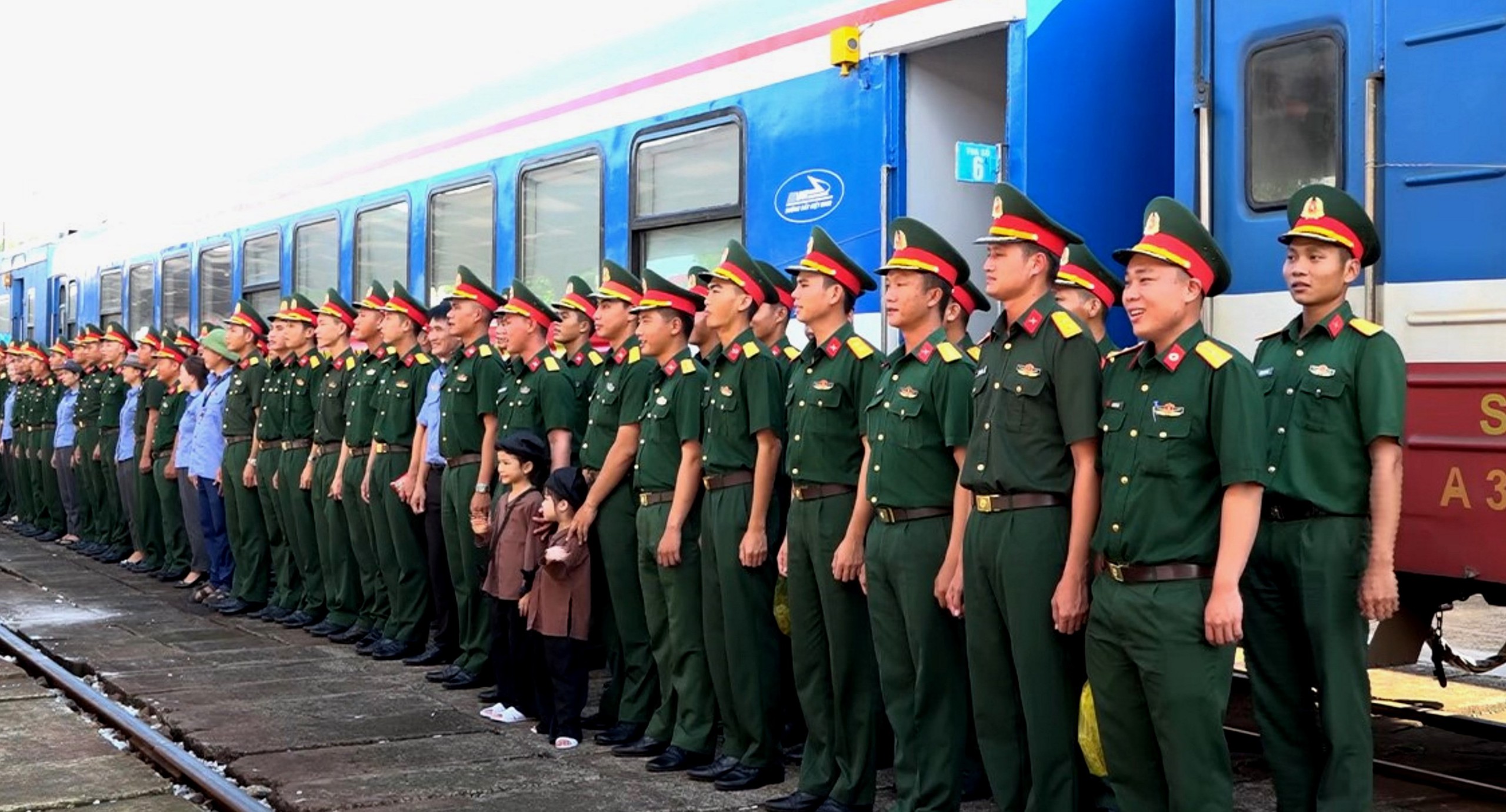 Quảng Trị đón tàu chở chiến sĩ A80 về, nhiều người tiếc vì không gặp ‘nam thần’ Lê Hoàng Hiệp ...